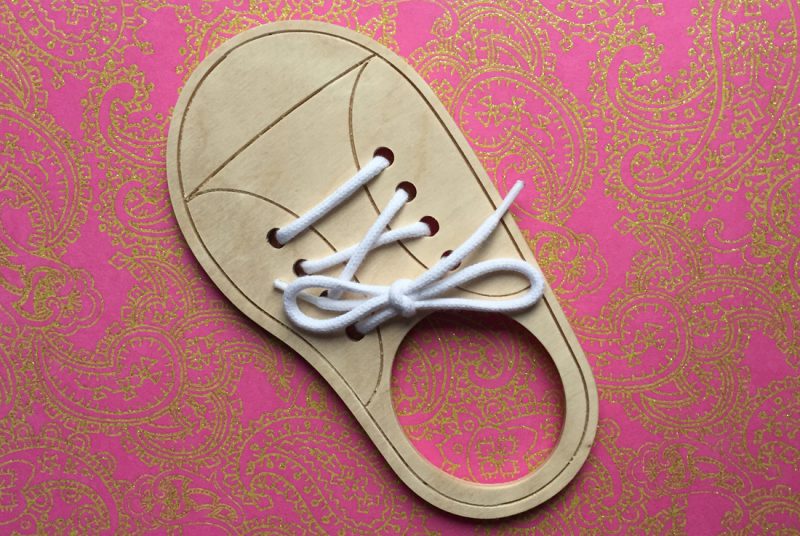 Practice lacing shoes – BIG SEE